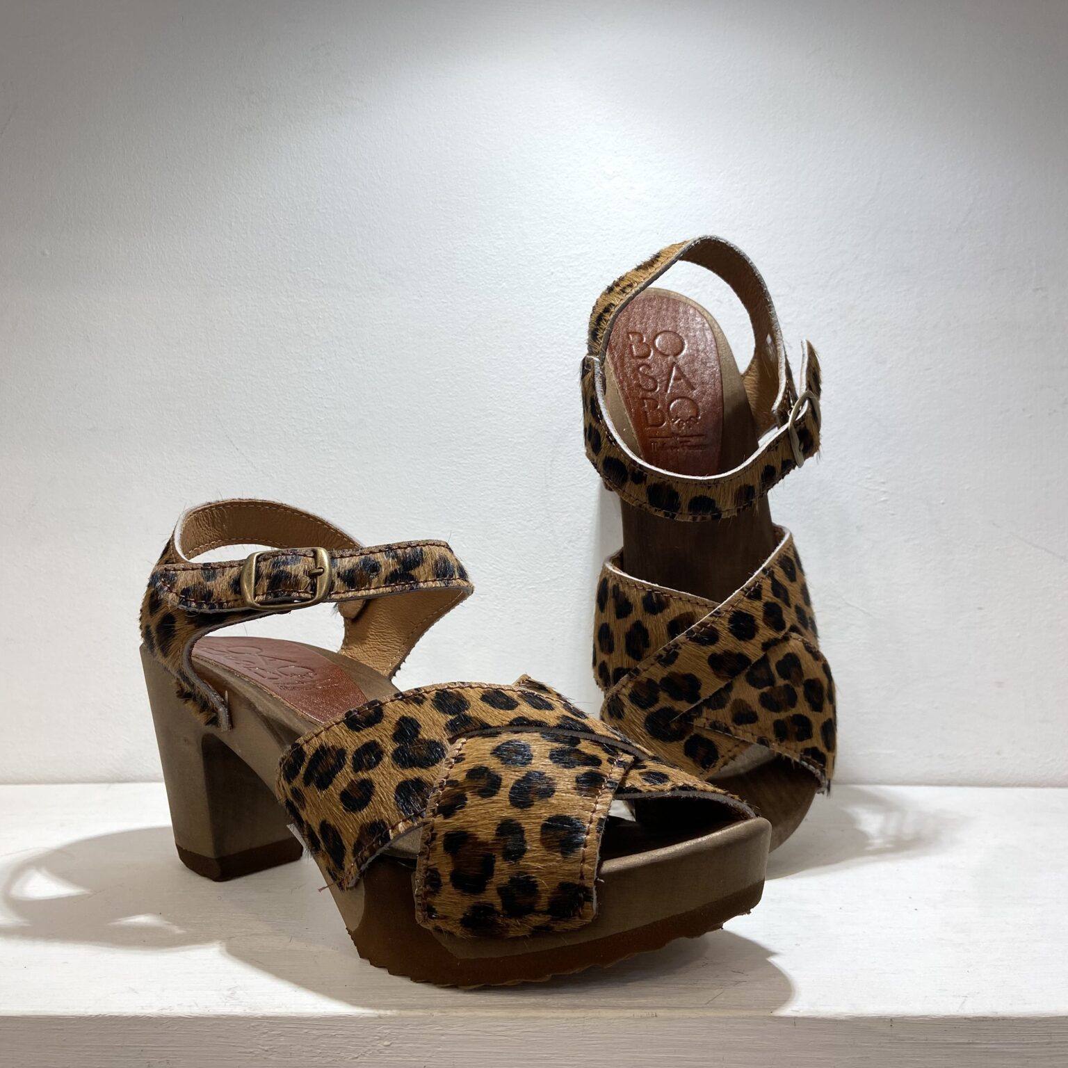Sabots CROISES LEOPARD – Le petit marché